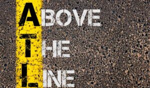 Qué es above the line 2025 🥇 Análisis completo